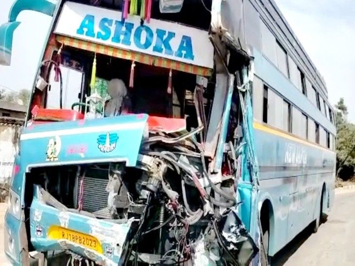 A crane was carrying a damaged sleeper bus, another bus collided ...