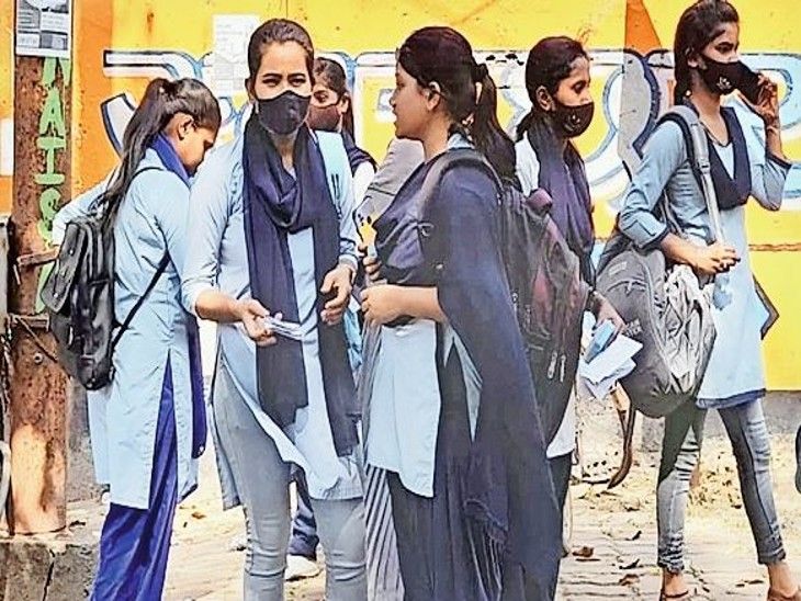 Girl student caught cheating in last paper exam, expelled | परीक्षा हुई ...