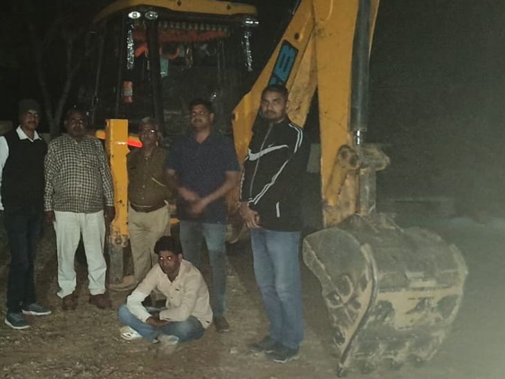 Accused Arrested For Illegal Mining In Forest Area Jcb Machine Seized