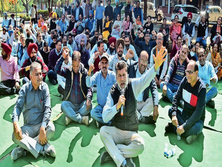 Teachers protest at Gate 1 of PAU to protest against non-implementation ...