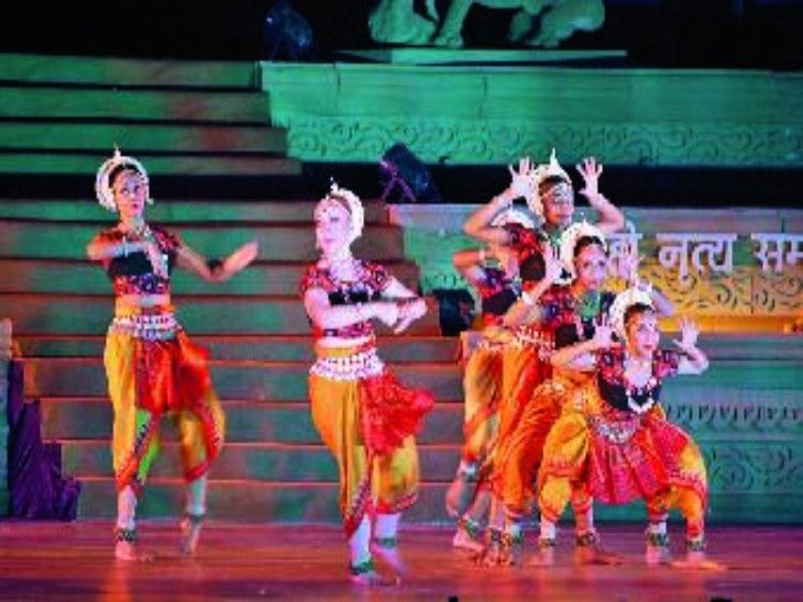 Ramli Ibrahim incarnated Shri Ram Charitra and Sanjukta Sinha as Maa ...