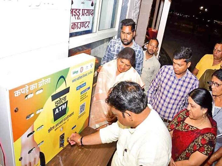 A cloth bag will come out of the machine as soon as 10 rupees are ...