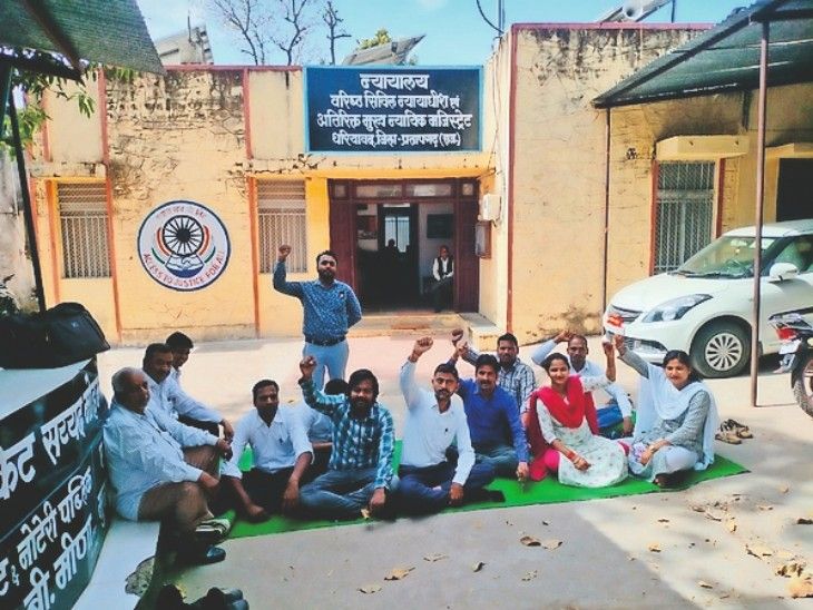 Lawyers boycotted work and protested and shouted slogans | धरना ...