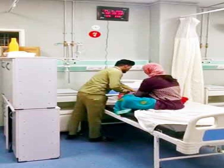 Nurse was sleeping during night duty in PICU, video went viral | अव्यवस्थाओं के कारण मरीज परेशान ...
