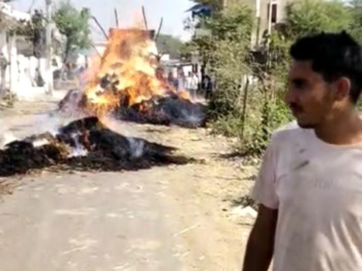 Wheat trolley caught fire in Kushalpura village of Ichhawar tehsil ...