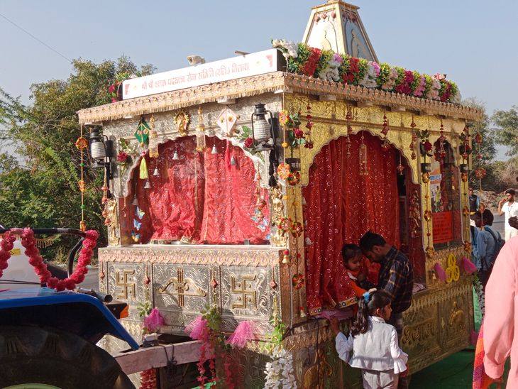 Baba was seated in a silver chariot, leaving Tijara to go to Baba's court