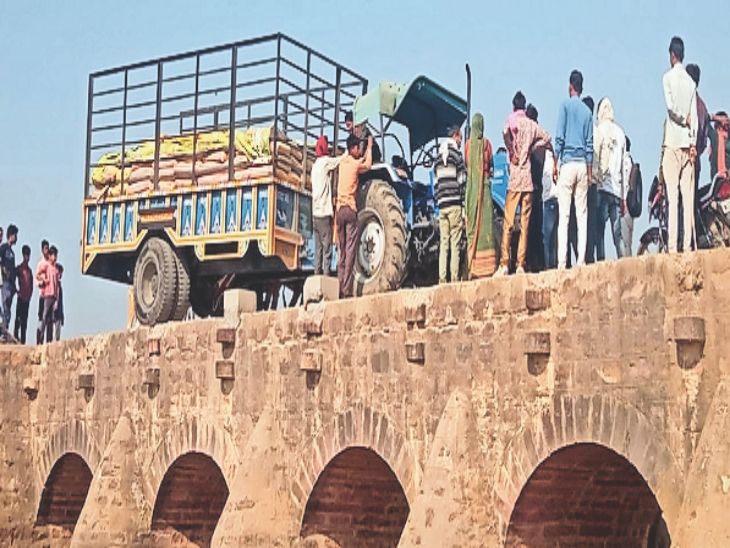 Overloaded tractor-trolley stuck on bridge, traffic disrupted for four ...