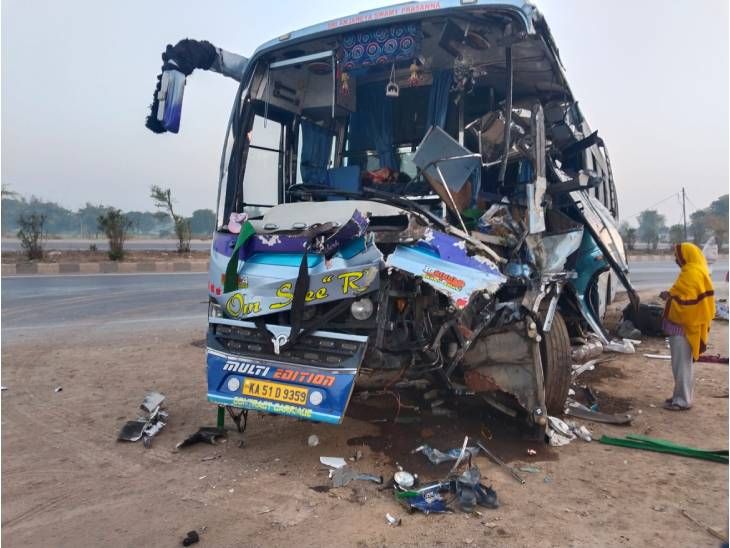 Rewa (Madhya Pradesh) Road Accident Photos Update; Bus And Truck Collided | खड़े डंपर में घुसी ...