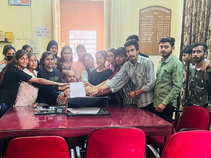 Gave a memorandum against the protest against the student head, accused ...