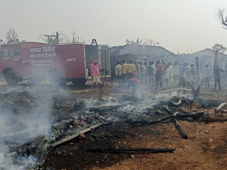 4 houses burnt to ashes in Malegaon of Timarni, villagers saved one ...