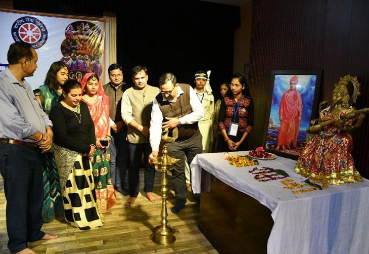 Students participating in different costumes in unity camp | बरेली ...