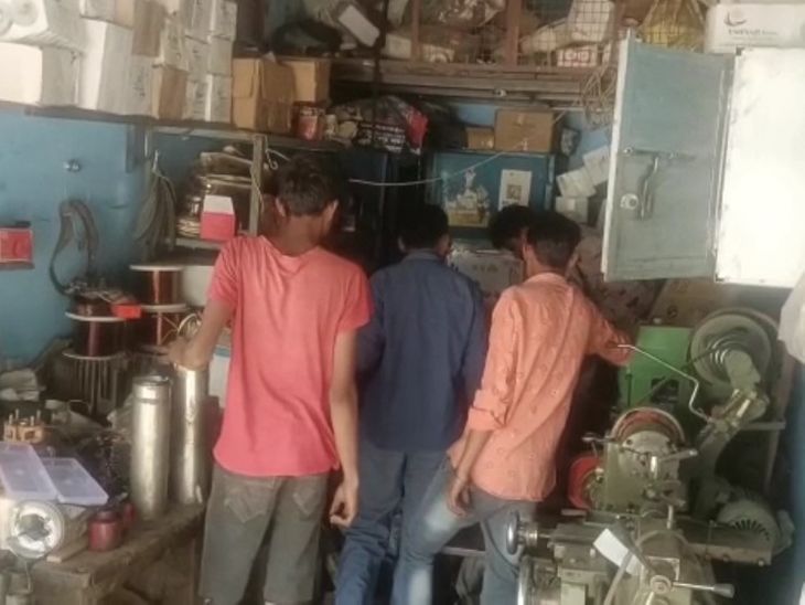 Broke the shutter and took copper scrap worth 1 lakh, police engaged in ...