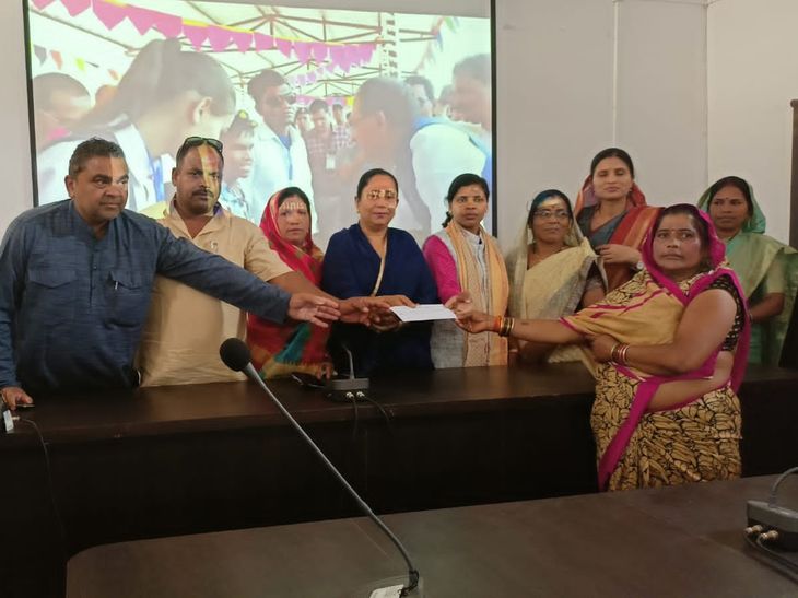 Certificates were distributed to 16 people in the auditorium of Janpad ...