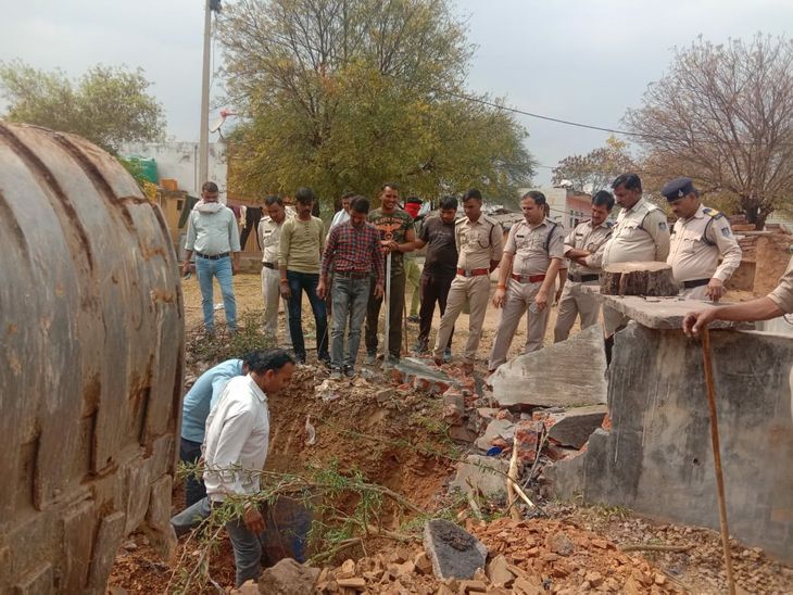 Dabish on two camps of Kanjro, found raw liquor and jaggery worth 1.70 ...