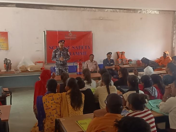 College students were made to use fire safety and mockdrill | SDERF ने ...