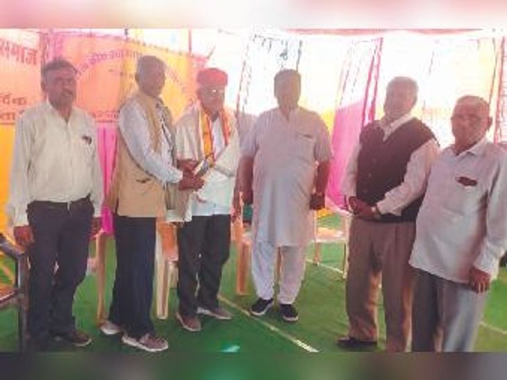 Namdev Chhipa Samaj gave carpet to the school | बेटी बचाओ बेटी पढ़ाओ ...