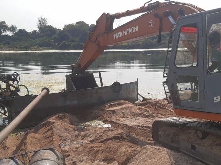 Seizure of submarine and LNT machine by raiding Gajapur Ghat | अवैध ...