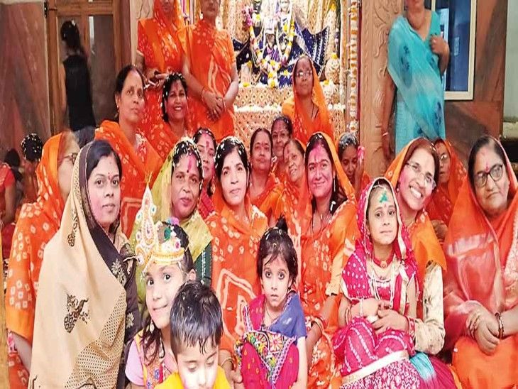 Women burnt colors in Shri Jagdishwar Dham | रंगभरी एकादशी: महिलाओं ने ...