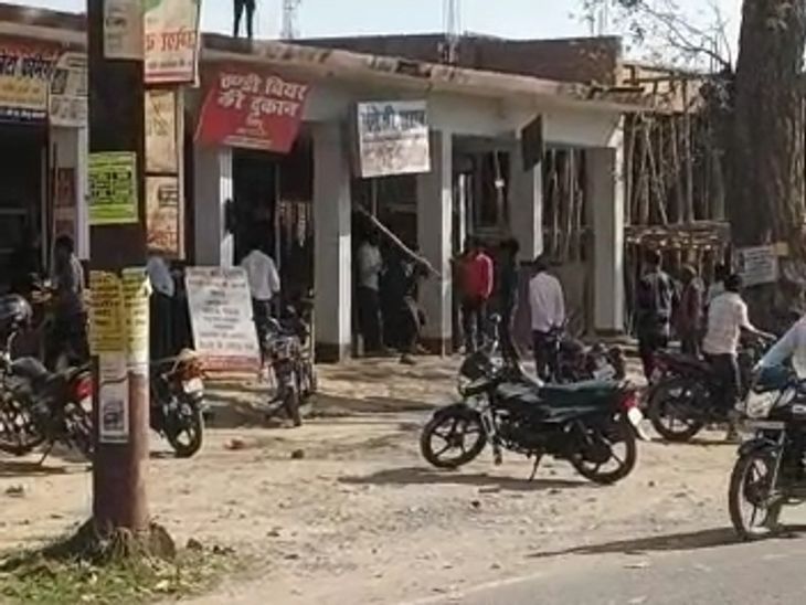 Drunkards clash over tasting in Sirathu: video of beating with sticks ...