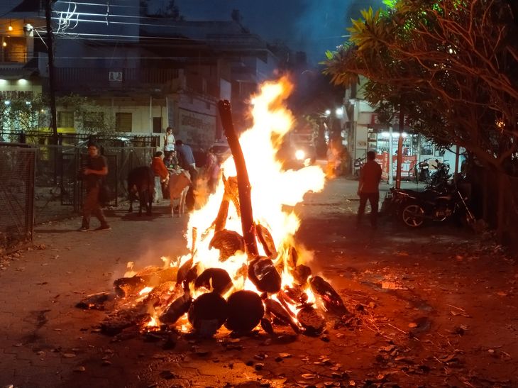 Holi first lit at Gopal temple, Dhulendi will be celebrated on Tuesday ...