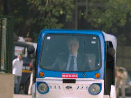 Bill Gates drives e-rickshaw Treo | बिल गेट्स ने चलाया महिंद्रा का ई ...
