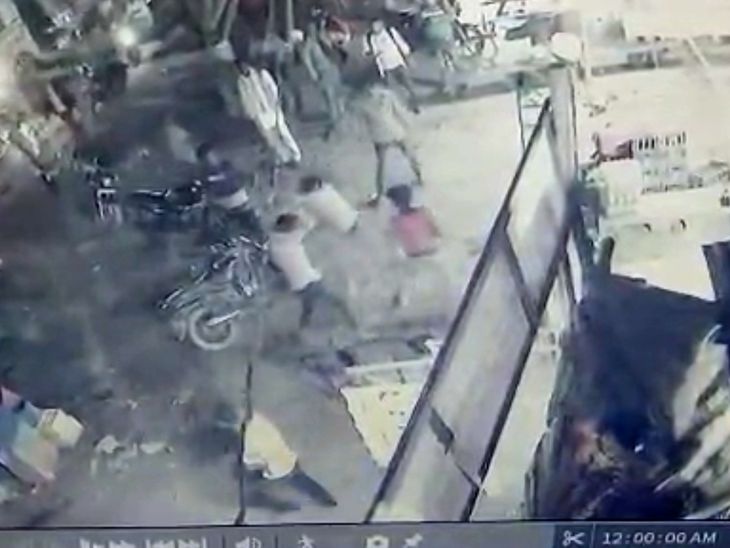 Fighting with sticks and iron rods, police engaged in investigation ...