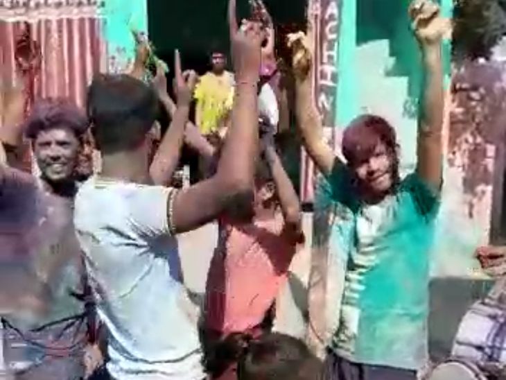 Greeting Each Other With Gulal Danced To The Tune Of Dj धनौरा में