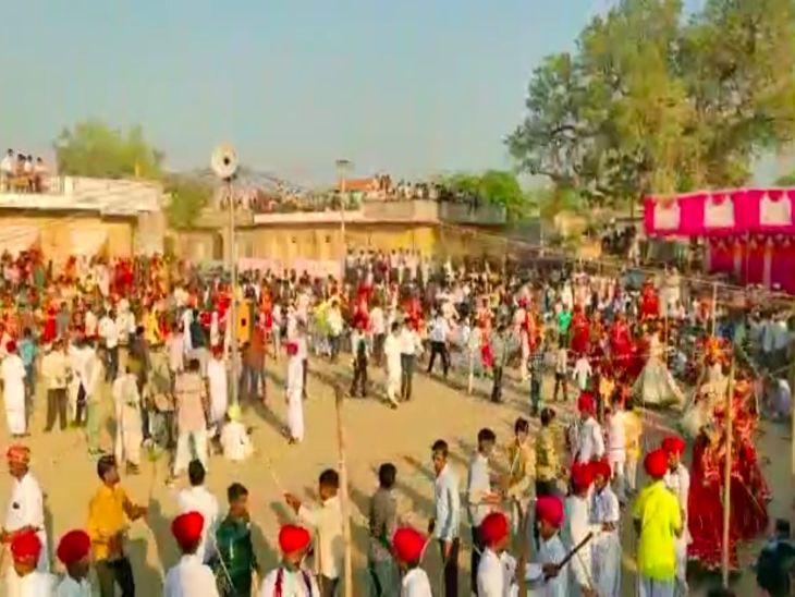 rajasthan barmer sanwada gair dance Gair with red-white angi for ...