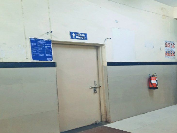 Locked in JP Gynecology OPD's toilet, pregnant women and pregnant women ...