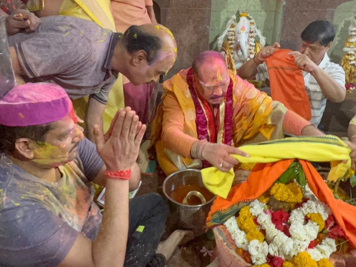 Thousands of people attended including Pandit Pradeep Mishra, MLA ...