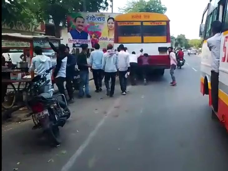 The video of the passengers pushing the government roadways bus is ...