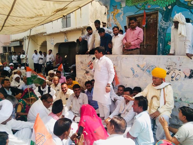 Congress workers staged a sit-in over the Adani issue. Dharna under the ...