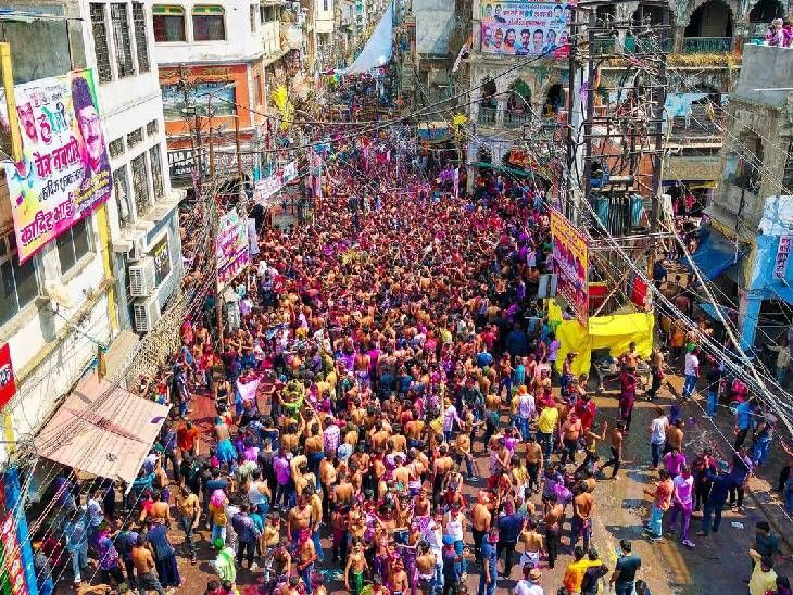 Prayagraj kapda fad holi updates : Cloth tearing Holi in Sangamnagari ...