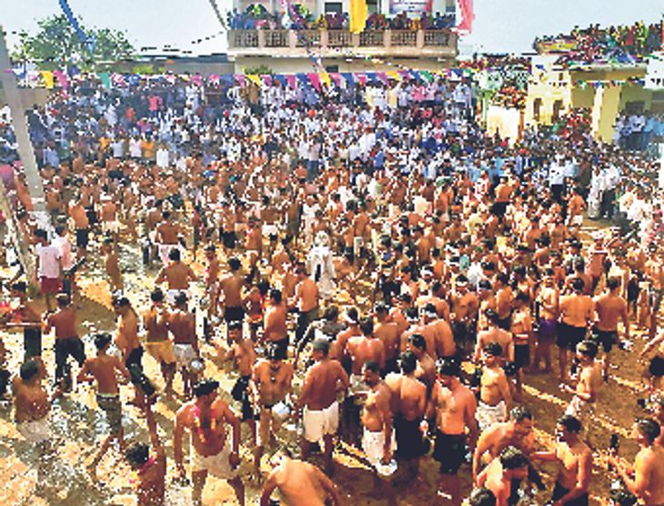 Pavata's Hadira Chowk became battlefield, youth, elders and children ...