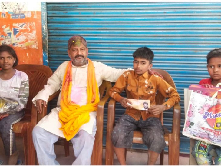 Hug and congratulated the orphan children of many villages of Rudauli ...