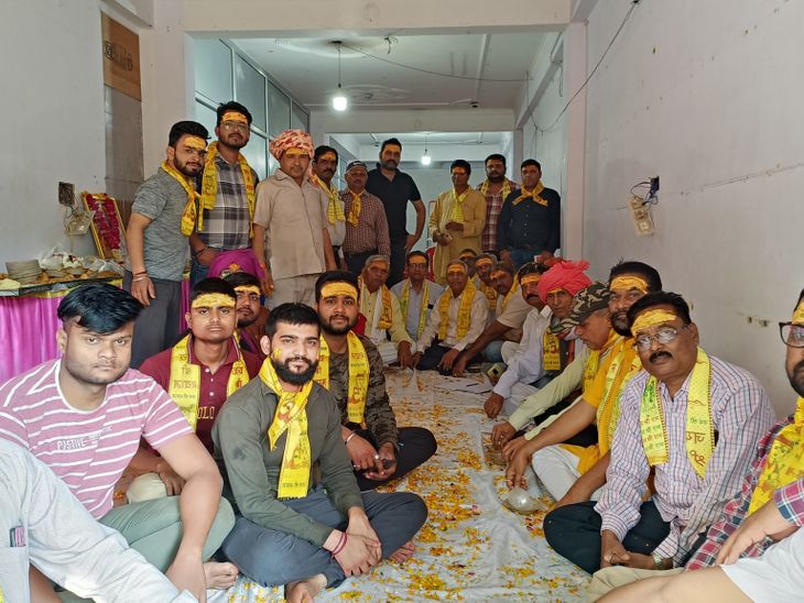 Kshatriya Sabha Jamunapar played Holi with flowers, congratulated each ...