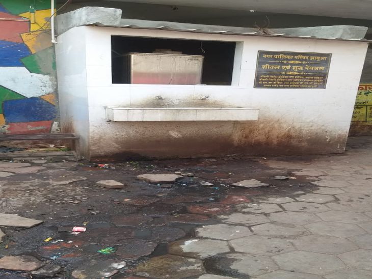 Responsible forgot responsibility by writing names on pyau, now ...