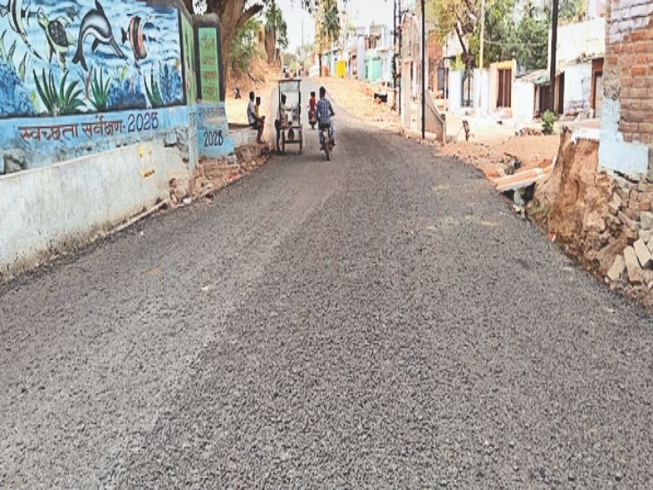 13 crore ring road was uprooted in 4 days | डामर ने कंक्रीट का साथ ...