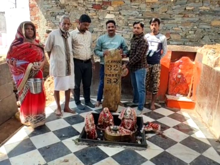 Beawar and new city are written on the stone, the temple is 150 years old