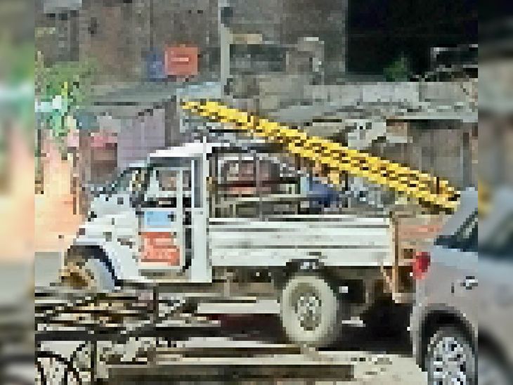 The outstanding bill of road lights was not deposited, electricity ...