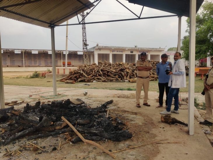 Police seized the half-burnt dead body from the crematorium, Pihar side ...