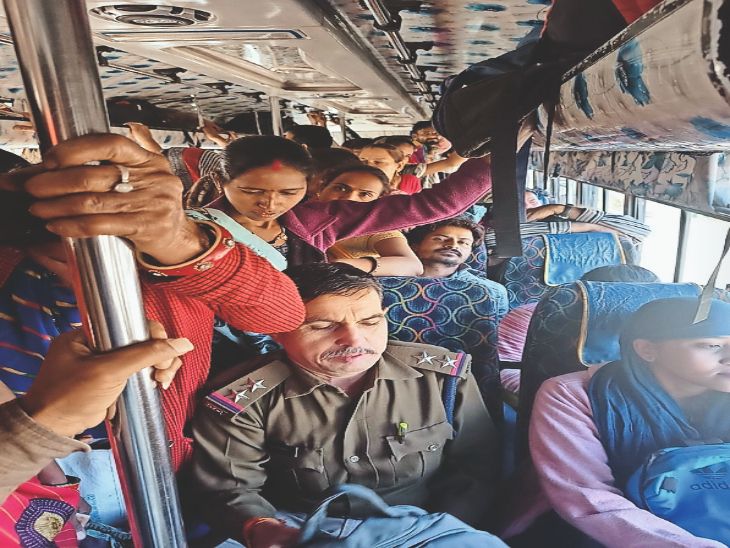 Buses running from Neemuch to Ratlam, Indore with board, passengers ...