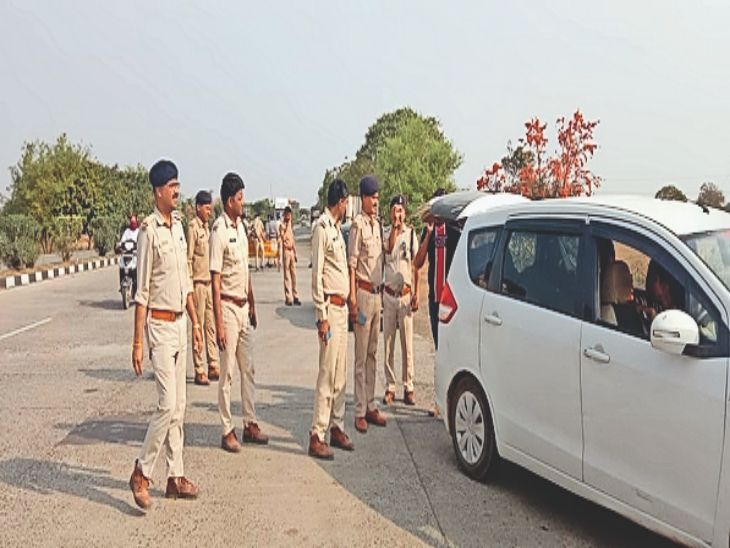 20 policemen of 2 police stations, 4 outposts checked the vehicles ...