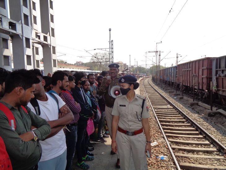 Crowd from reservation counter to platform, RPF engaged in handling ...