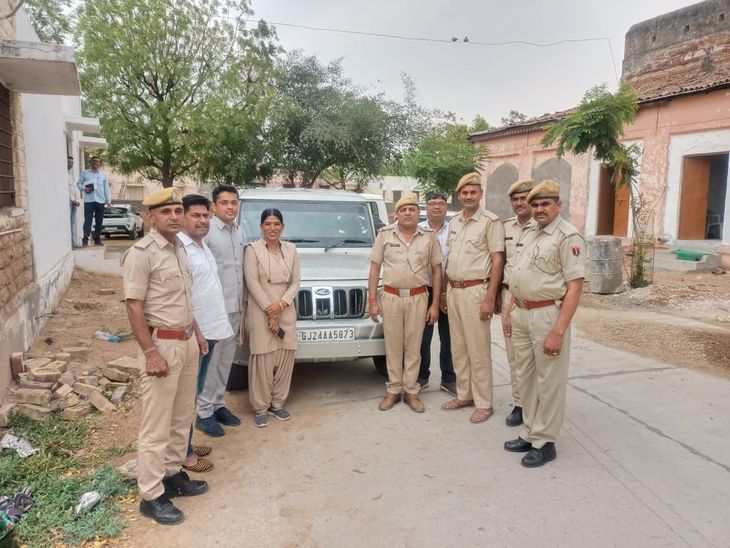 Seized 17 cartoon illegal liquor and Bolero camper vehicle, accused ...