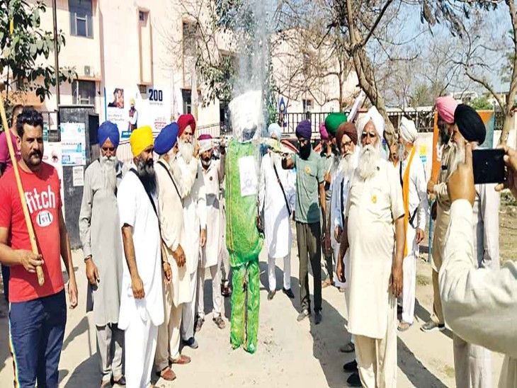 Farmers demonstrated outside the Mini Secretariat | पुतले फूंककर ...