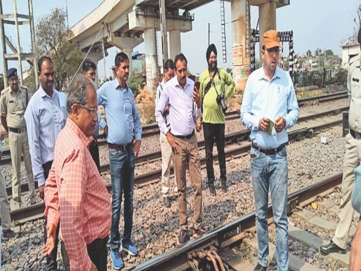 Said- remove it in a day and send the photo | डीआरएम ने अतिक्रमण मुक्त ...