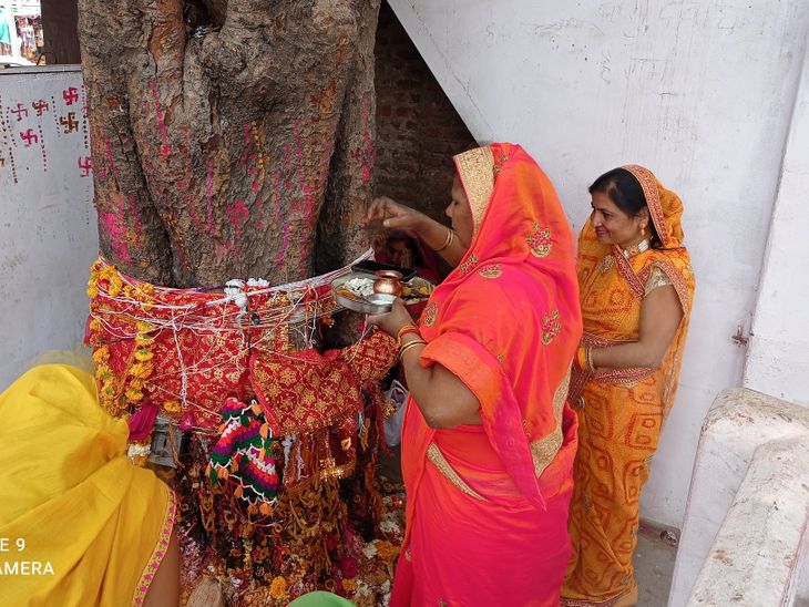 Praying for the happiness and prosperity of the house, circumambulated ...