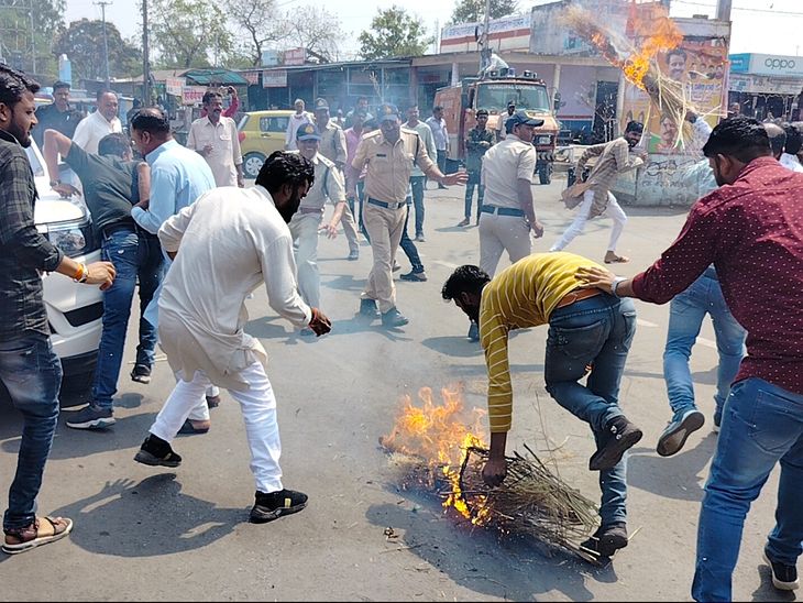 In protest against the incident with the tribals in Mhow, the Youth ...
