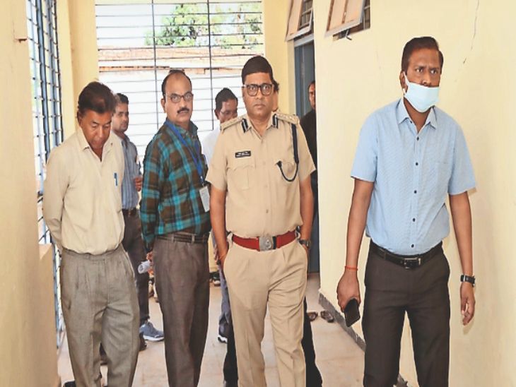JD caught four students copying in Banwar and Tendukheda, Collector-SP ...